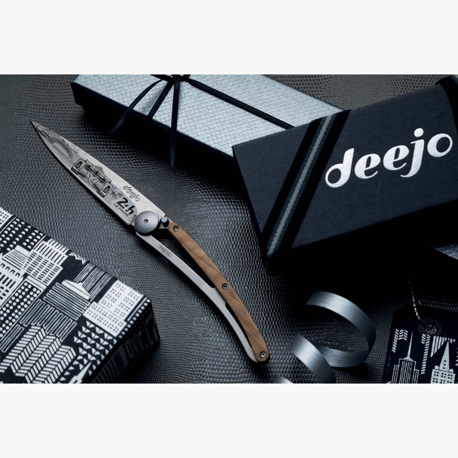 Couteau Deejo Tattoos Deejo Tattoo 37g, Art Nouveau, Genévrier 1CB014